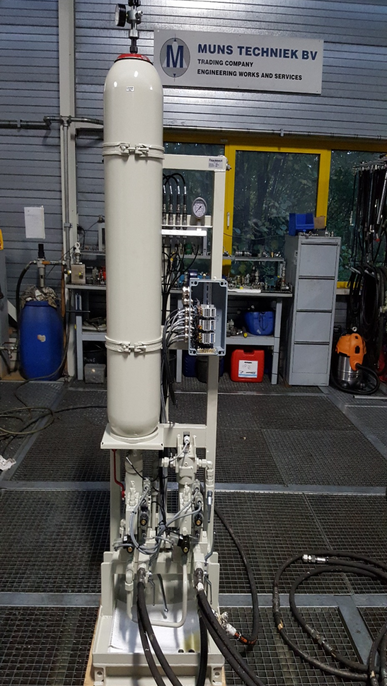 Moonpool, hydraulic cylinders and manifolds - Muns Techniek